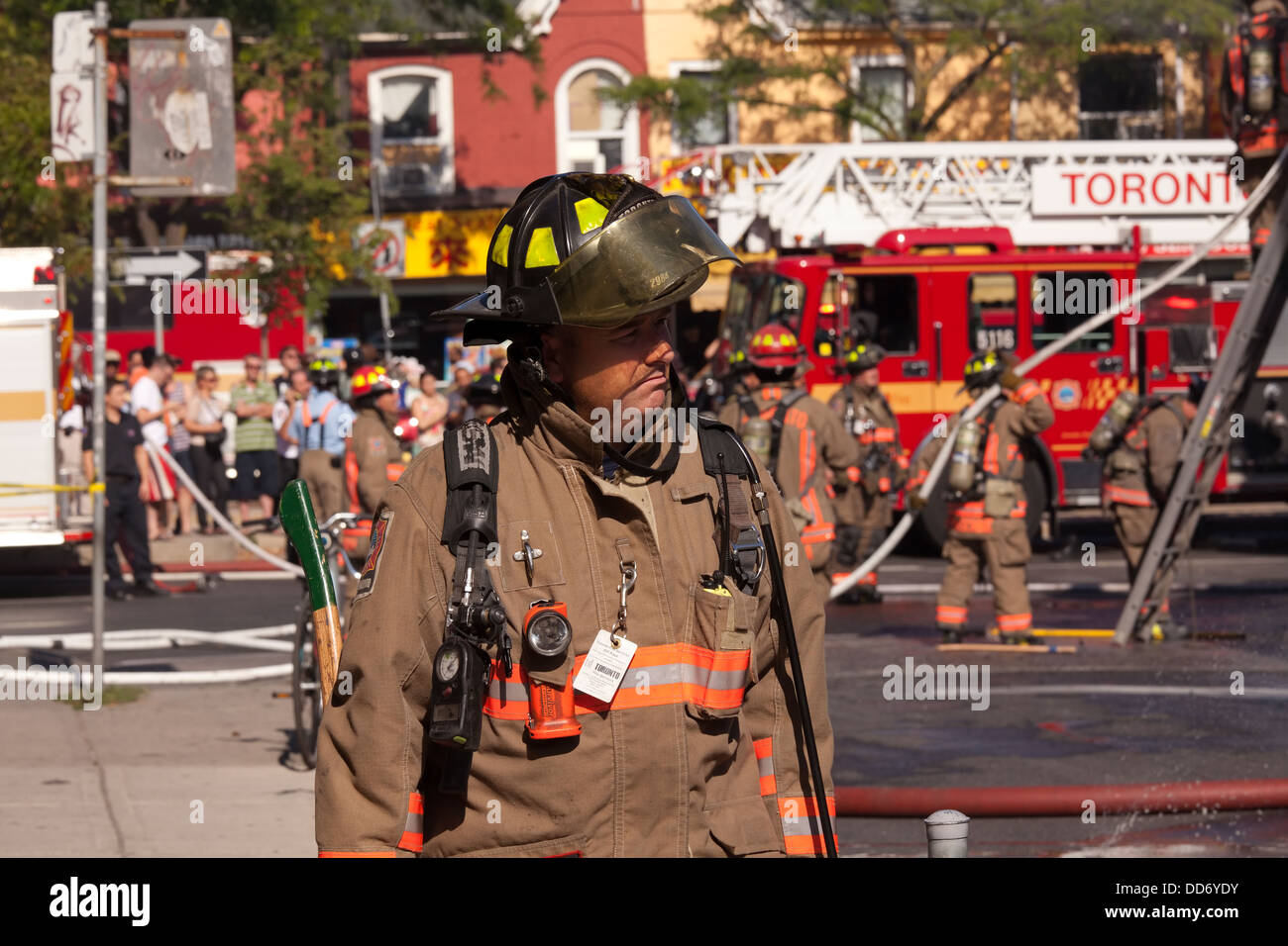 Les pompiers de Toronto en uniforme, marche le lieu d'une incendie dans ...