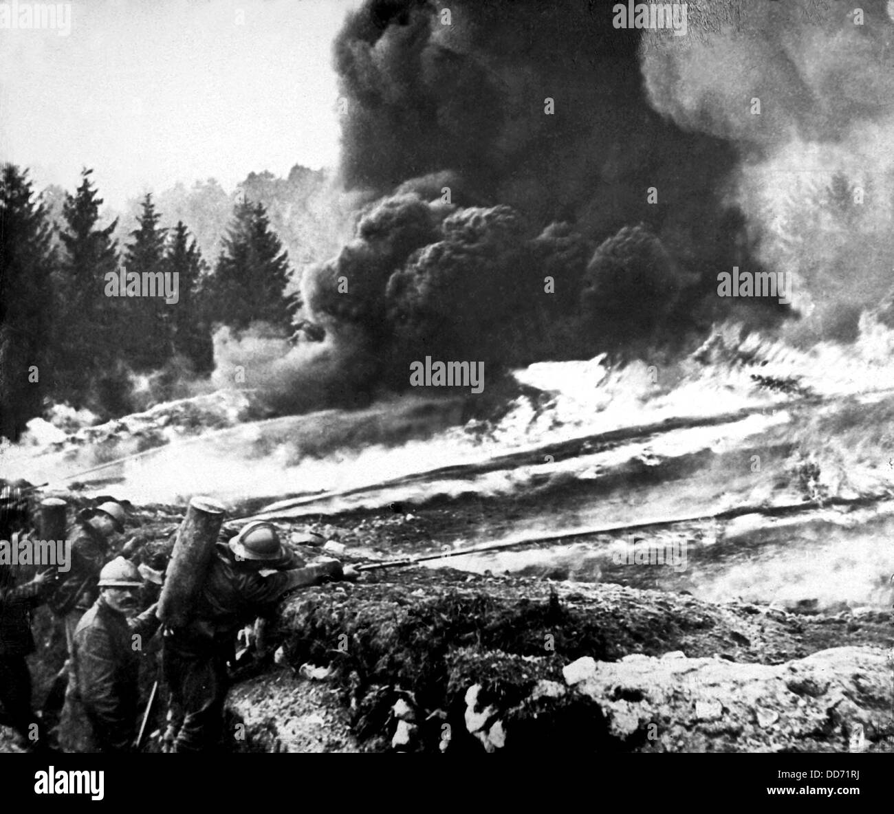 Soldats français utilisant le feu liquide dans les tranchées de ...