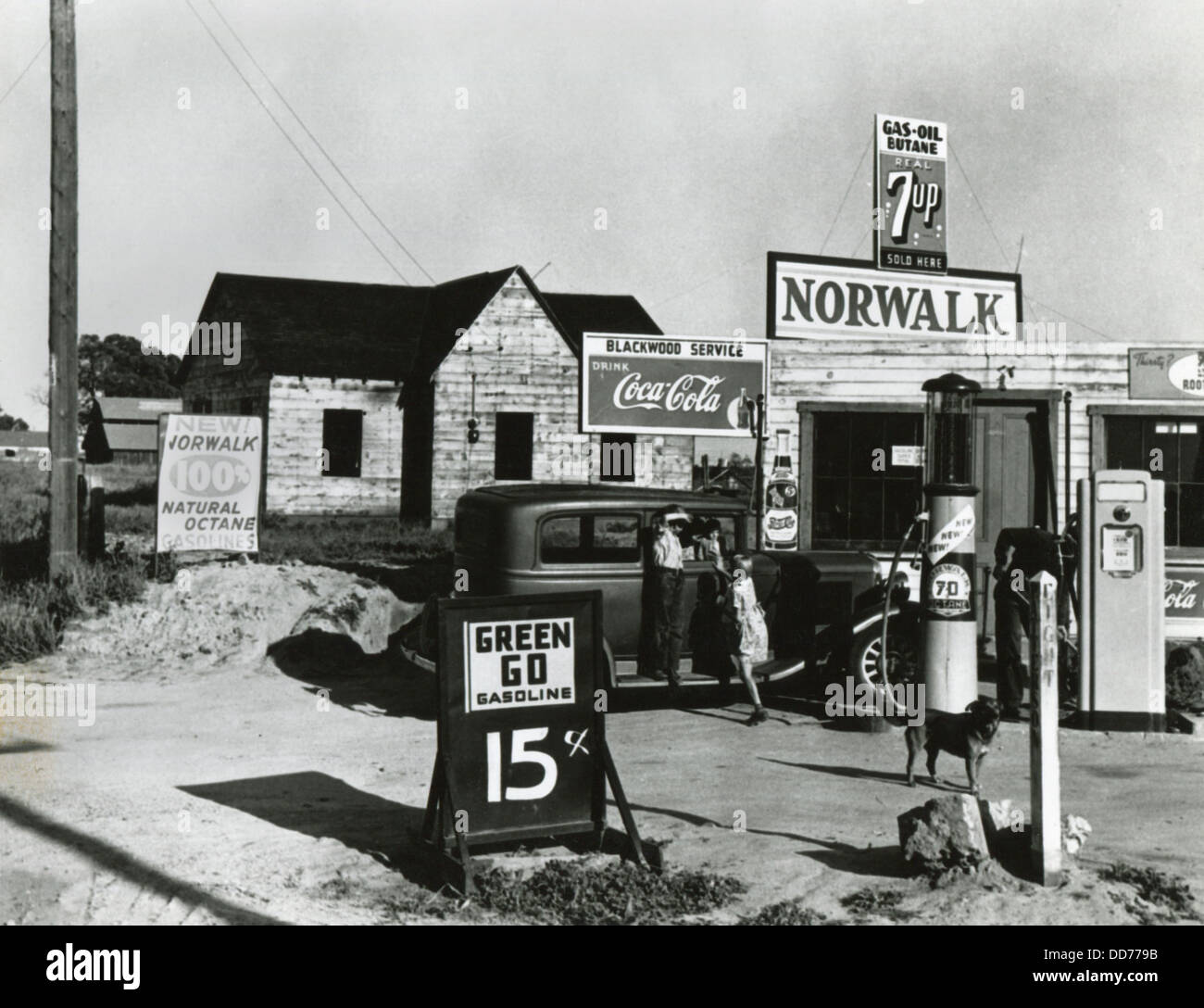 1940s gas station Banque de photographies et d’images à haute ...