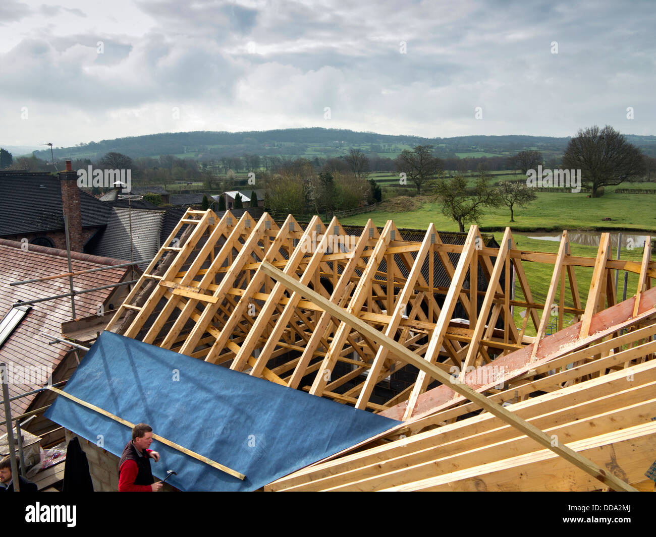 L bâtiment maison, la construction de toit, commencer à fixer la ...