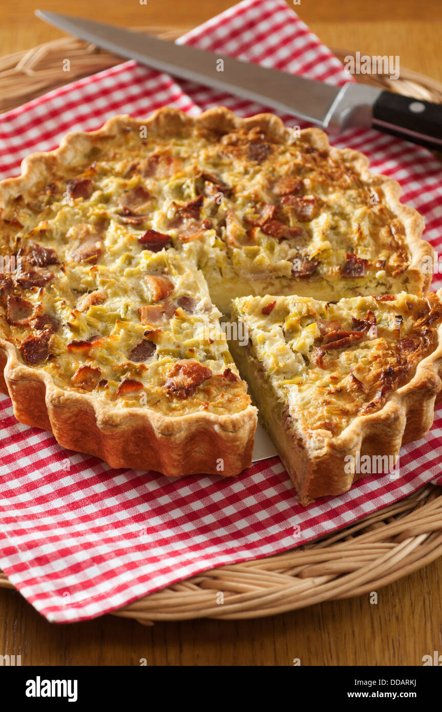 Flamiche aux poireaux. Le poireau et fromage tarte. France Food Photo ...