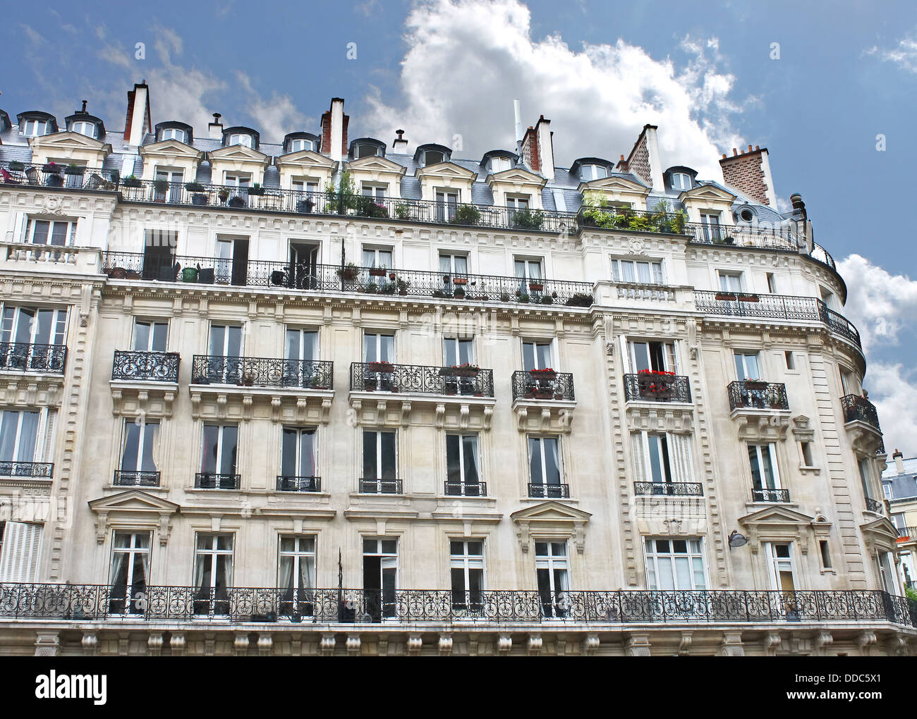 Façade d'un bâtiment traditionnel dans le centre-ville de Paris, France ...