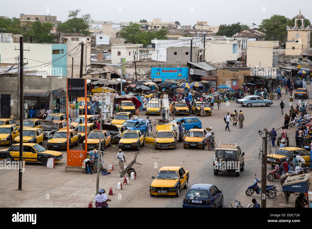 Marché de la ville, des taxis à Kaolack, Sénégal Photo Stock - Alamy