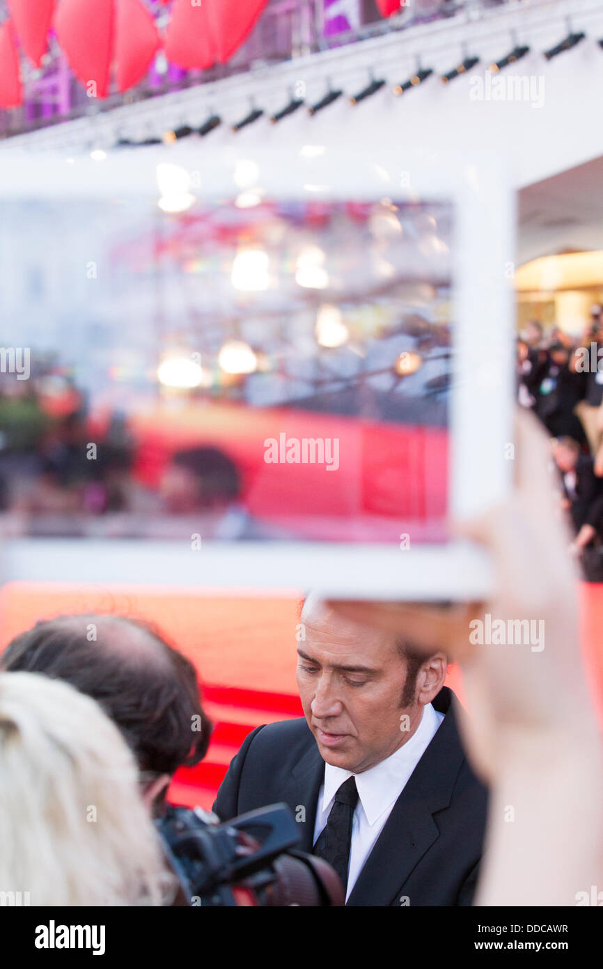 Nicolas cage fans prennent des photos avec ipad joe Banque de ...
