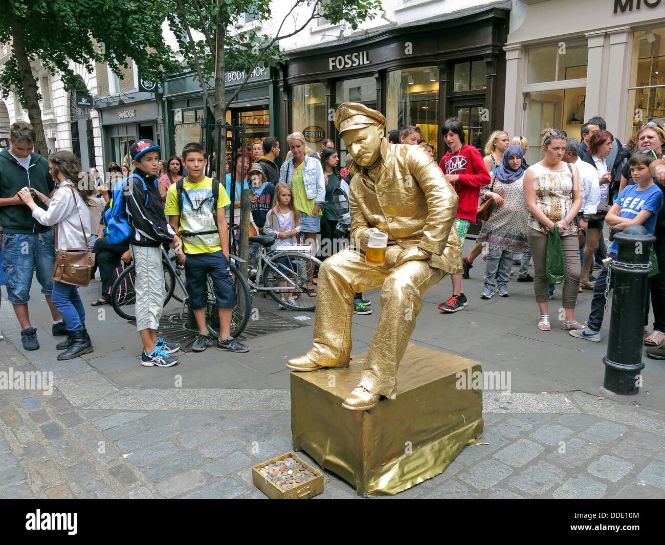 Street performer dressed invisible man Banque de photographies et d ...