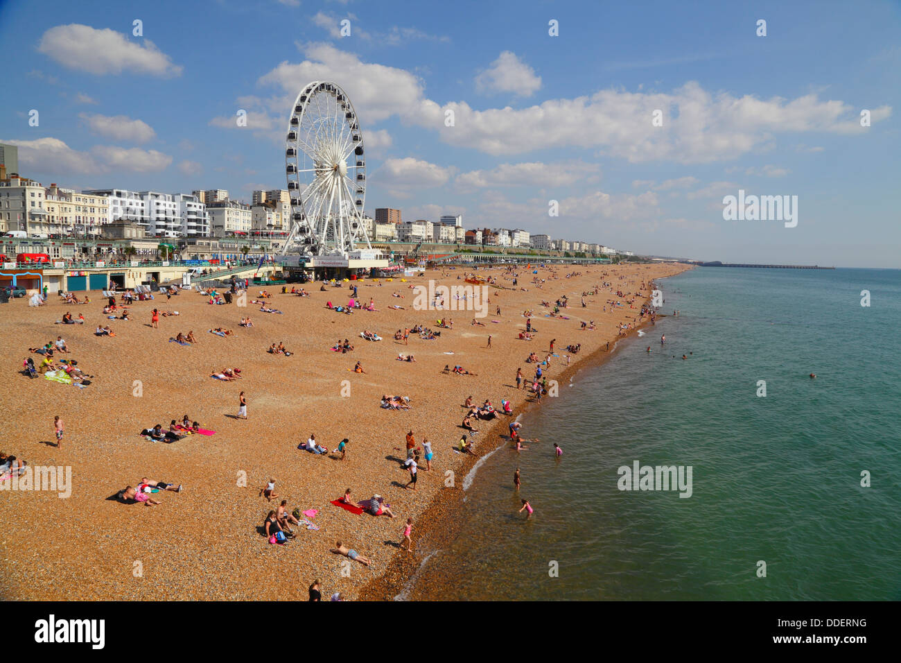 Plage de brighton bain de soleil Banque de photographies et d’images à ...