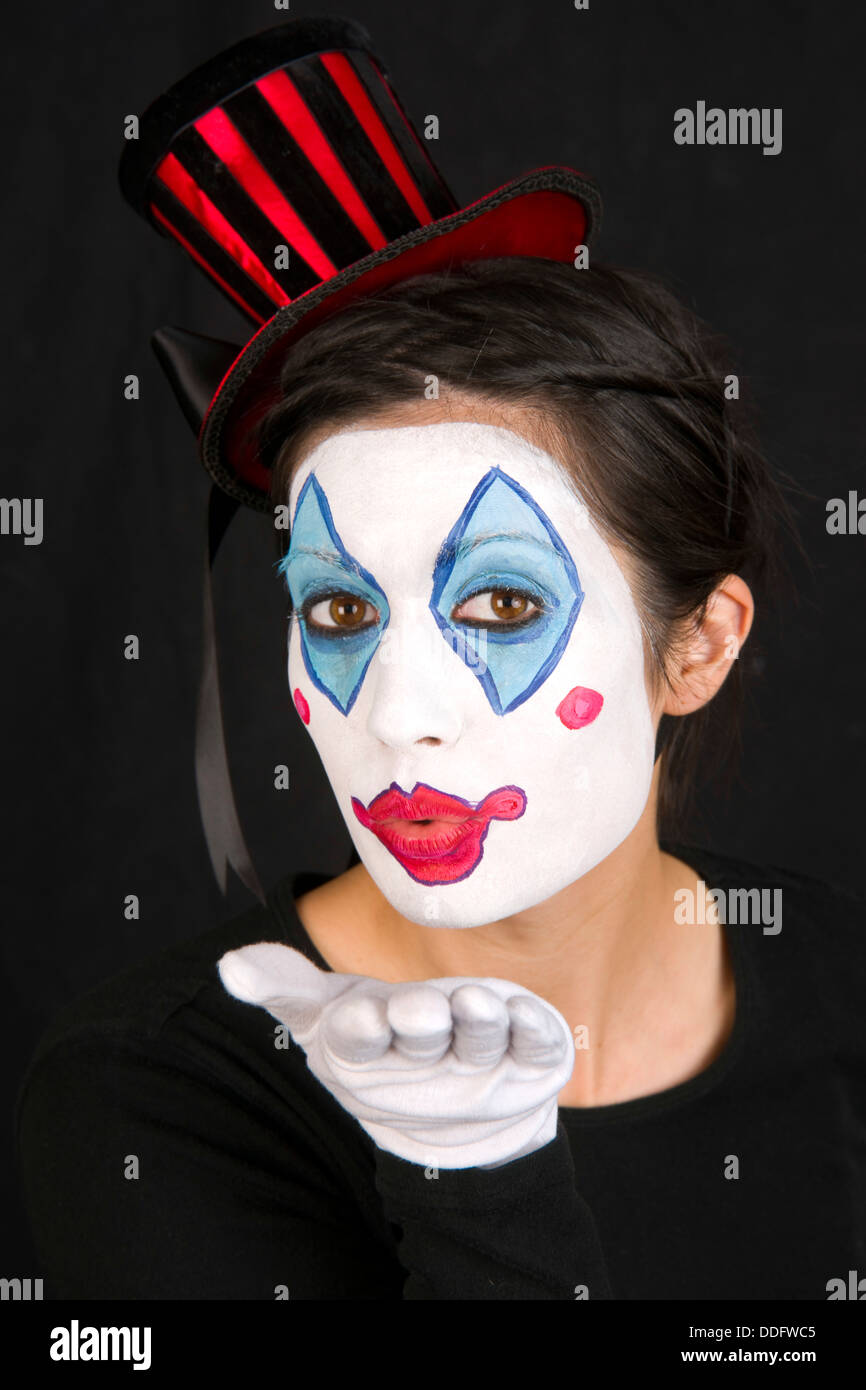 Clown blowing Banque de photographies et d’images à haute résolution ...
