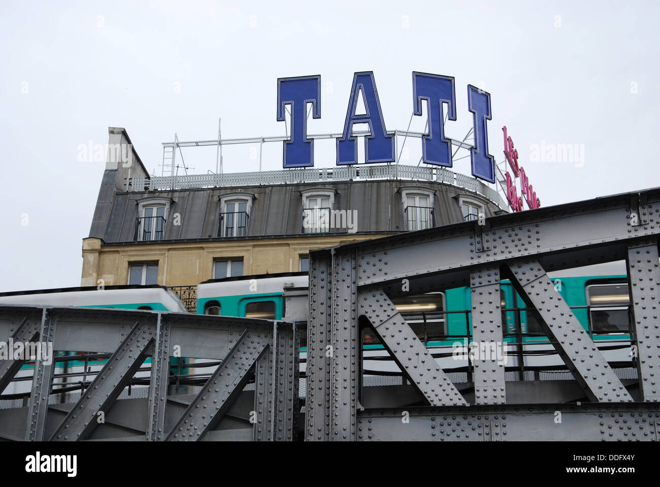 Magasin Tati, célèbre pour ses meilleurs prix à Paris France Photo ...