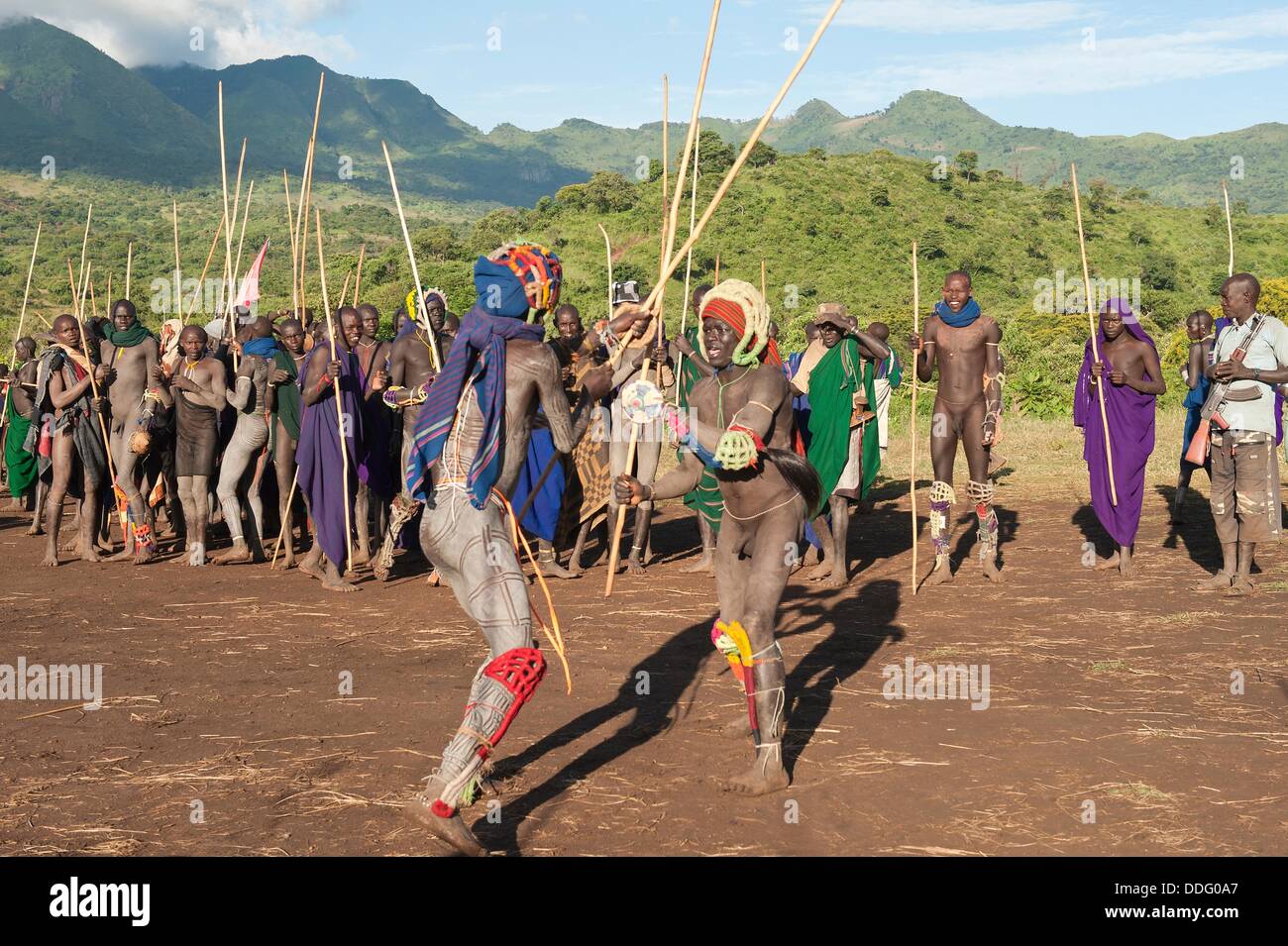 Donga Stick Fighters Surma Tribe Banque d'image et photos - Alamy
