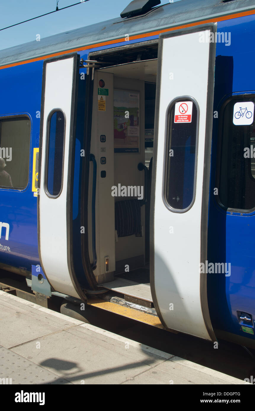Train door uk Banque de photographies et d’images à haute résolution ...