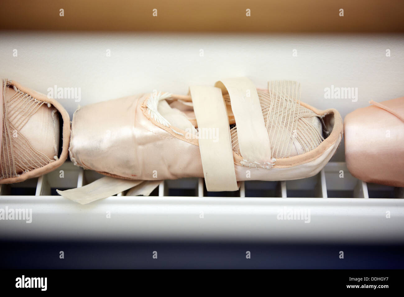 Ballet shoes hanging Banque de photographies et d’images à haute résolution - Alamy