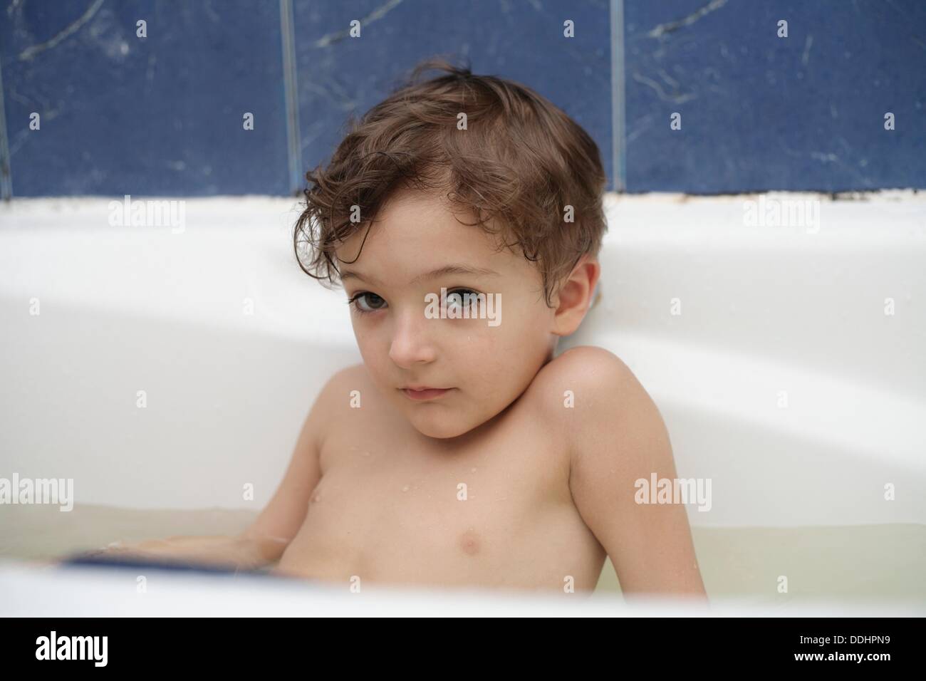 Petit garçon de 4 ans prendre un bain Photo Stock - Alamy