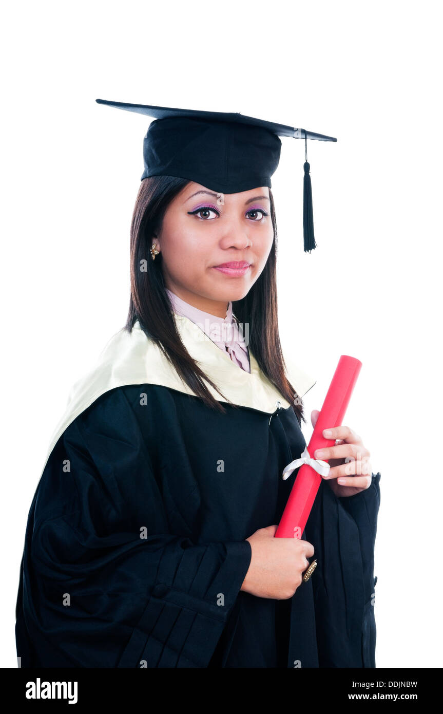 Asian female graduate en toge et tenant son diplôme de défilement ...