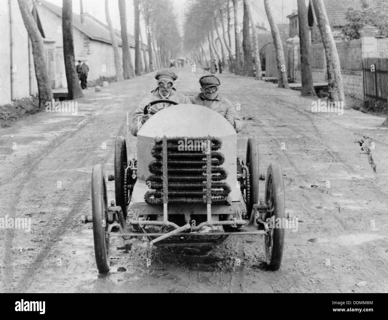 Lorraine Barrow au volant d'une De Dietrich, course de Paris à Madrid ...