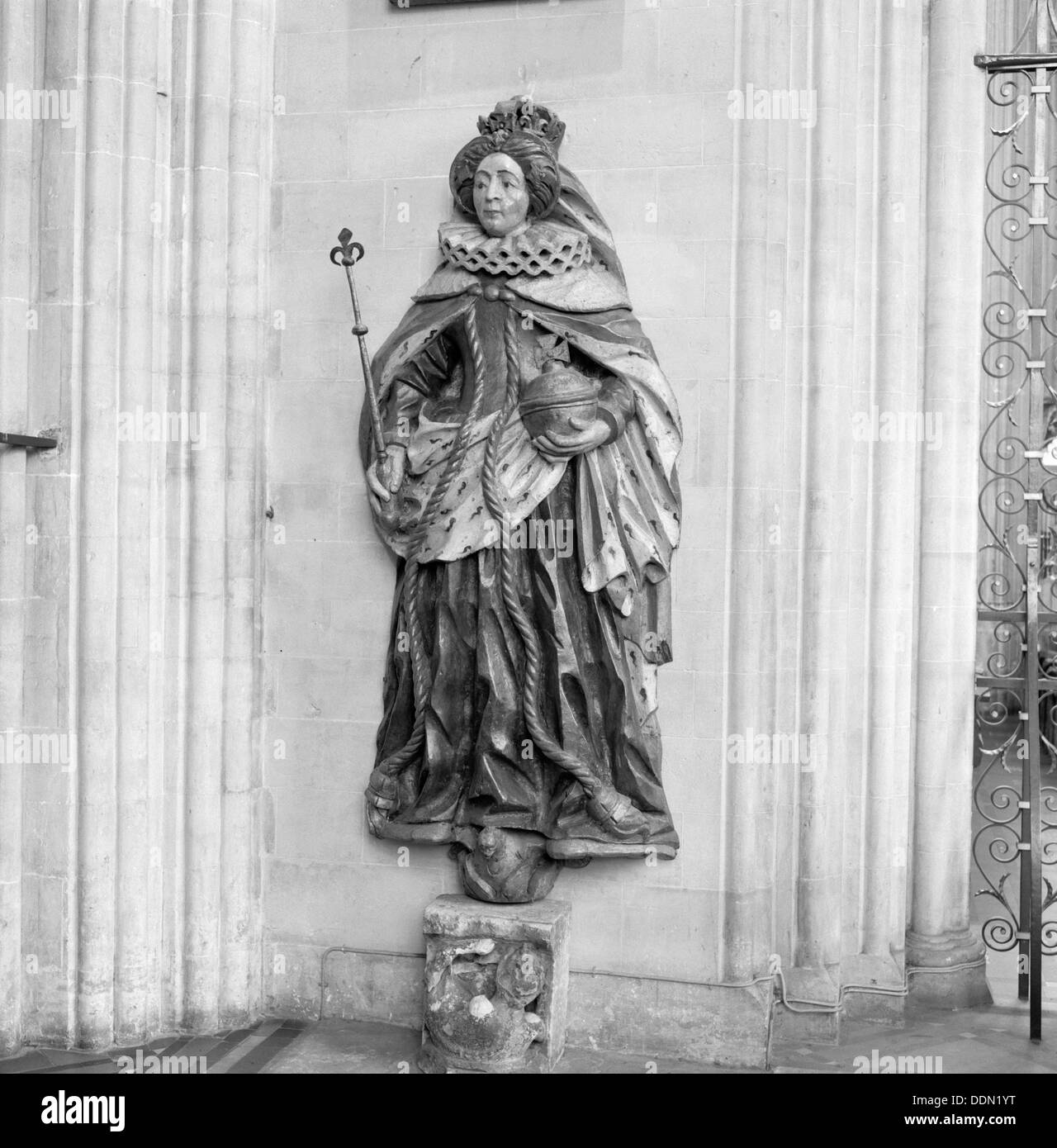 Queen elizabeth i statue Banque d'images noir et blanc - Alamy