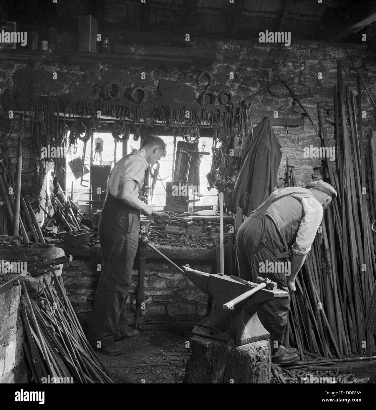 Workshop 1950s Banque de photographies et d’images à haute résolution ...