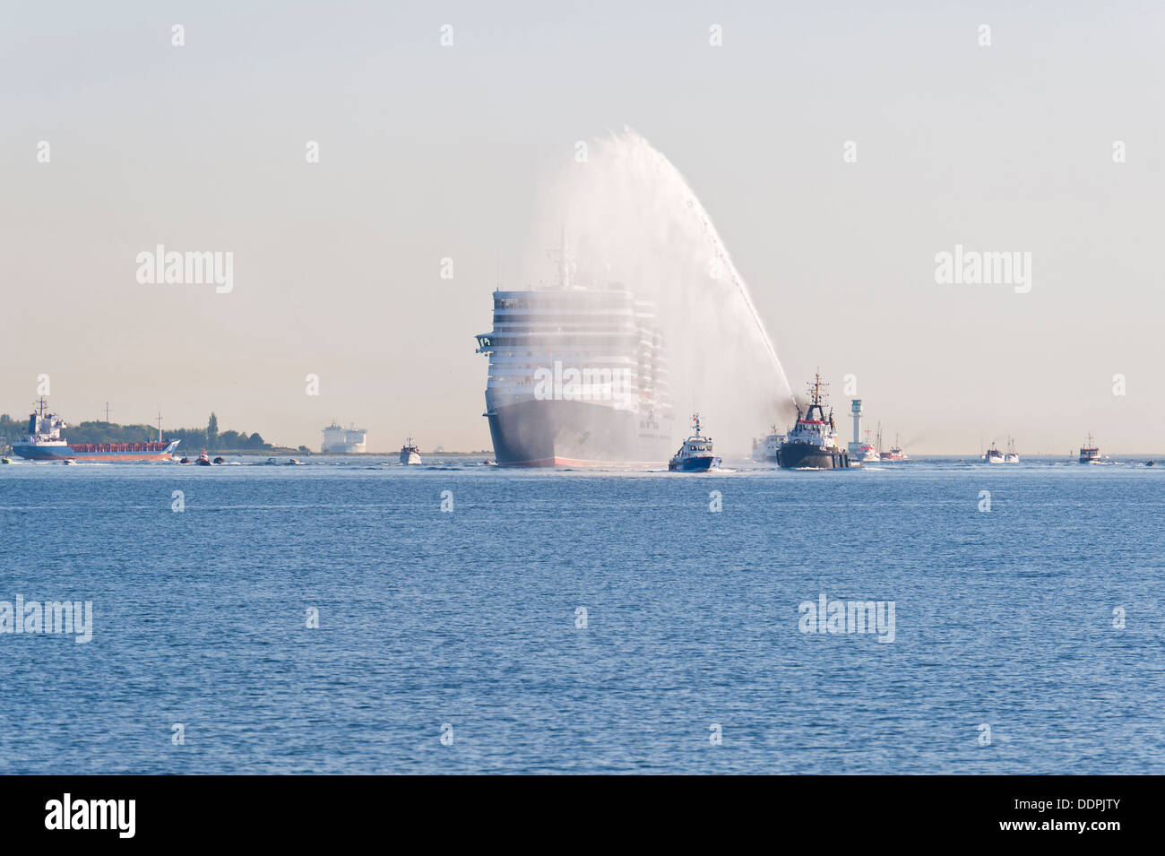 Croiseur reine elizabeth dans le port de kiel Banque de photographies ...