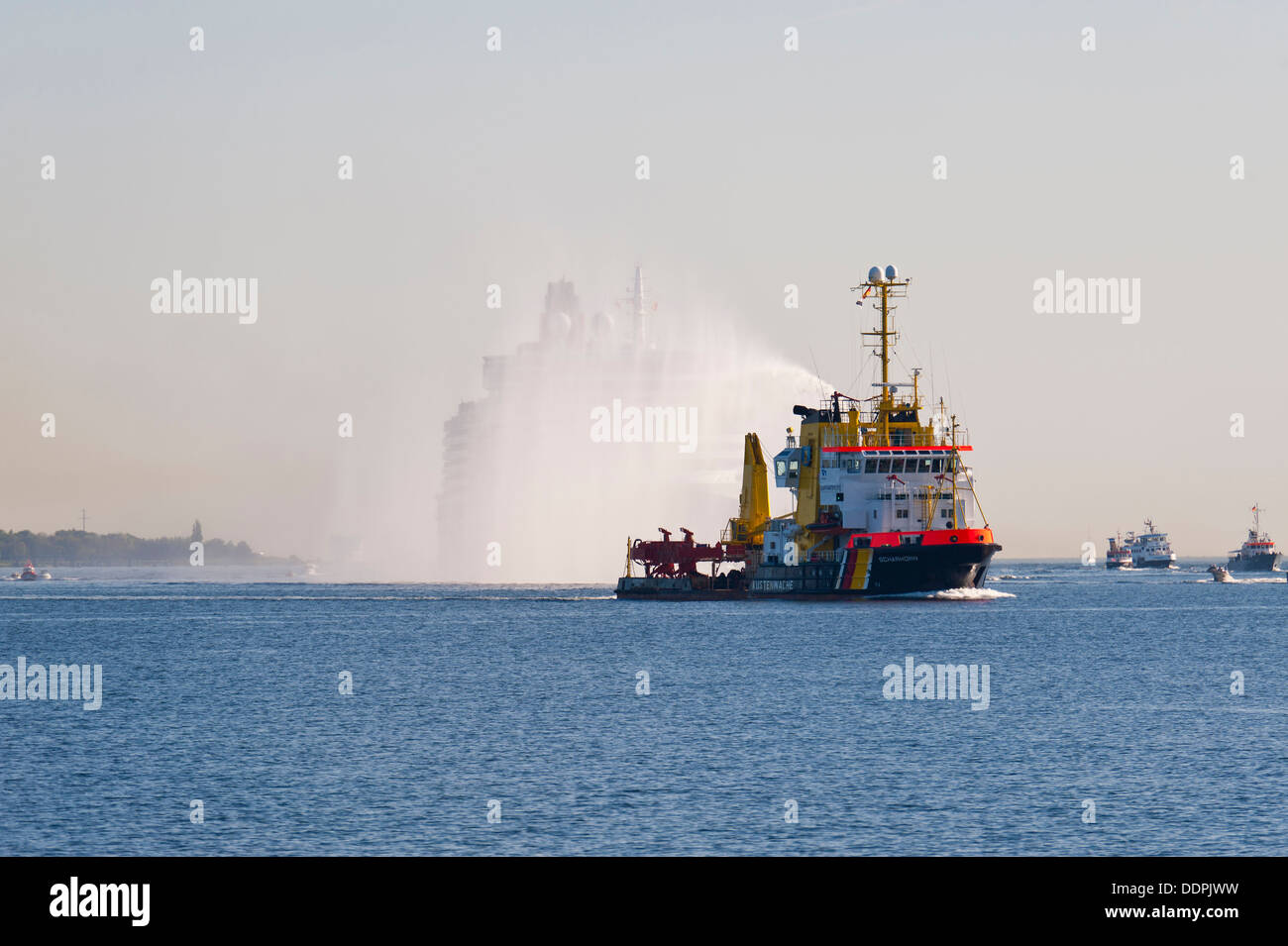 Croiseur reine elizabeth dans le port de kiel Banque de photographies ...