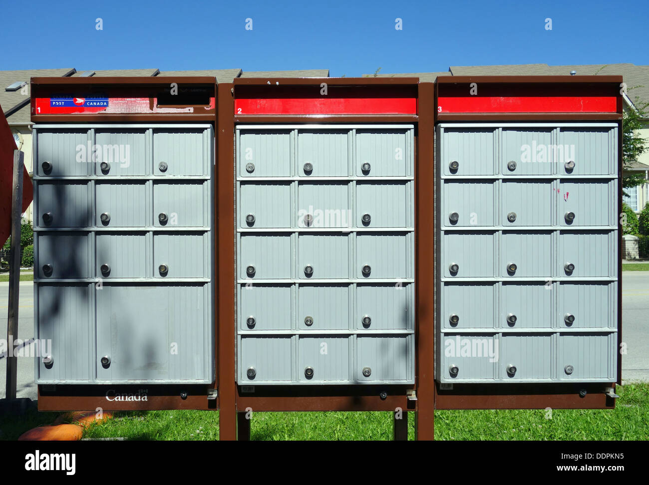 Les boîtes aux lettres de Postes Canada dans une rue de banlieue en ...