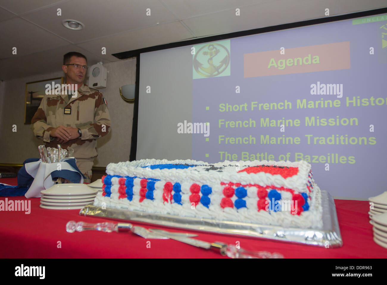 Le Lieutenant-colonel marin français René Debuire explique l'importance ...