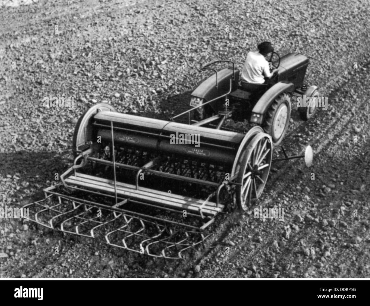 Semoir pneumatique avec tracteur Banque d'images noir et blanc - Alamy
