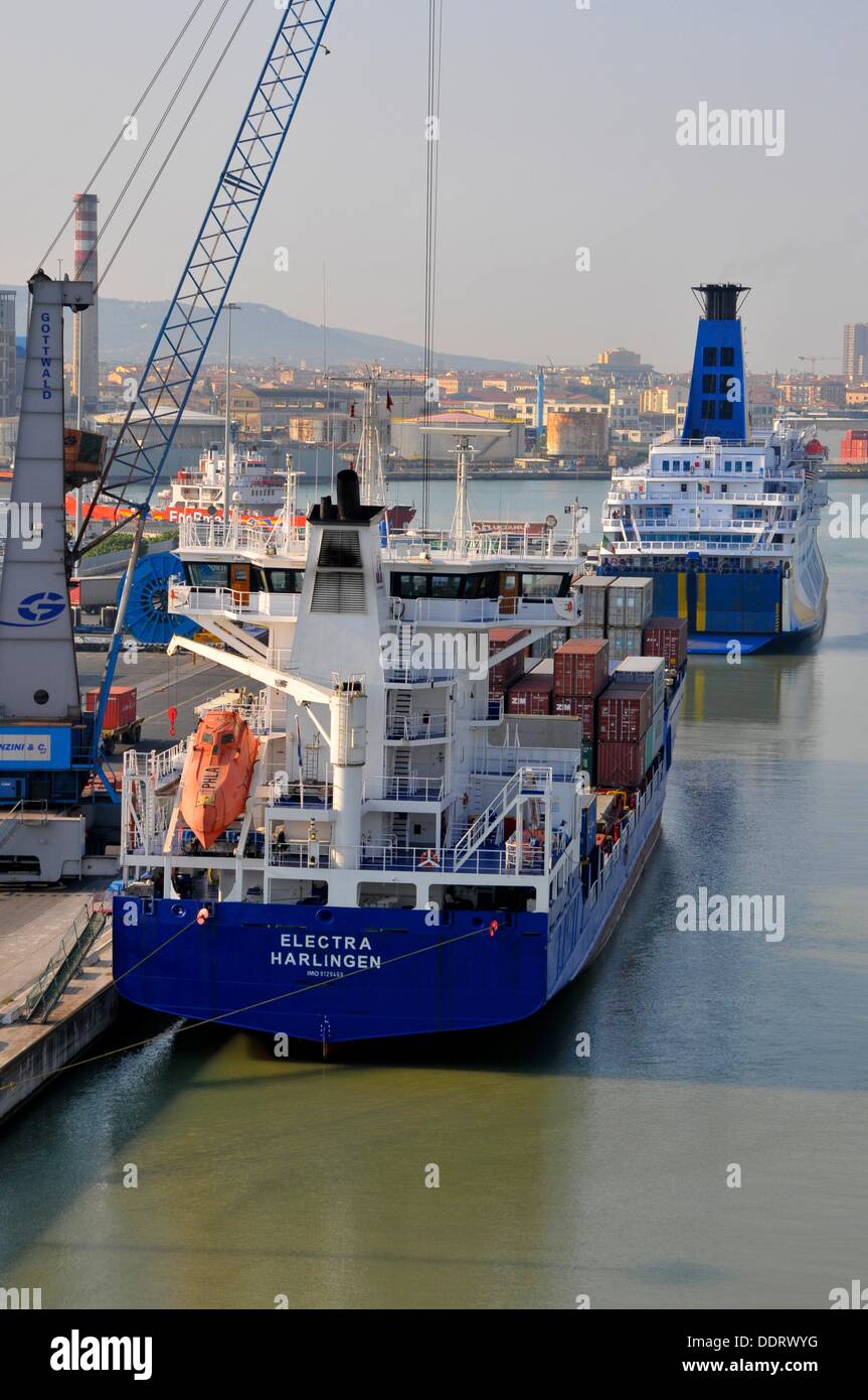 Le port Le port de Civitavecchia navire Rome Italie Europe Méditerranée ...