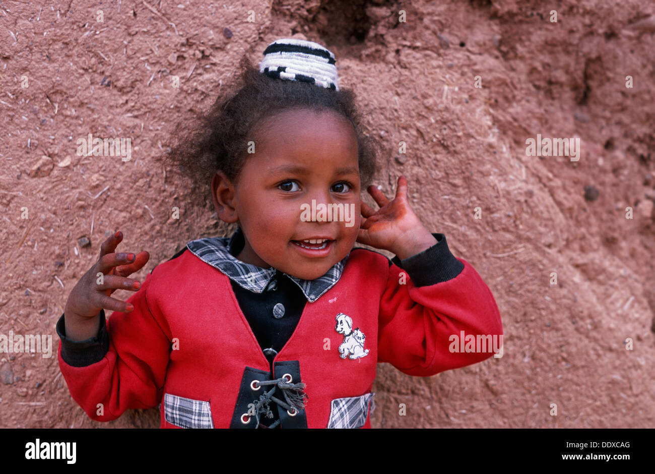 Jeune fille marocaine souriante Banque de photographies et d’images à ...