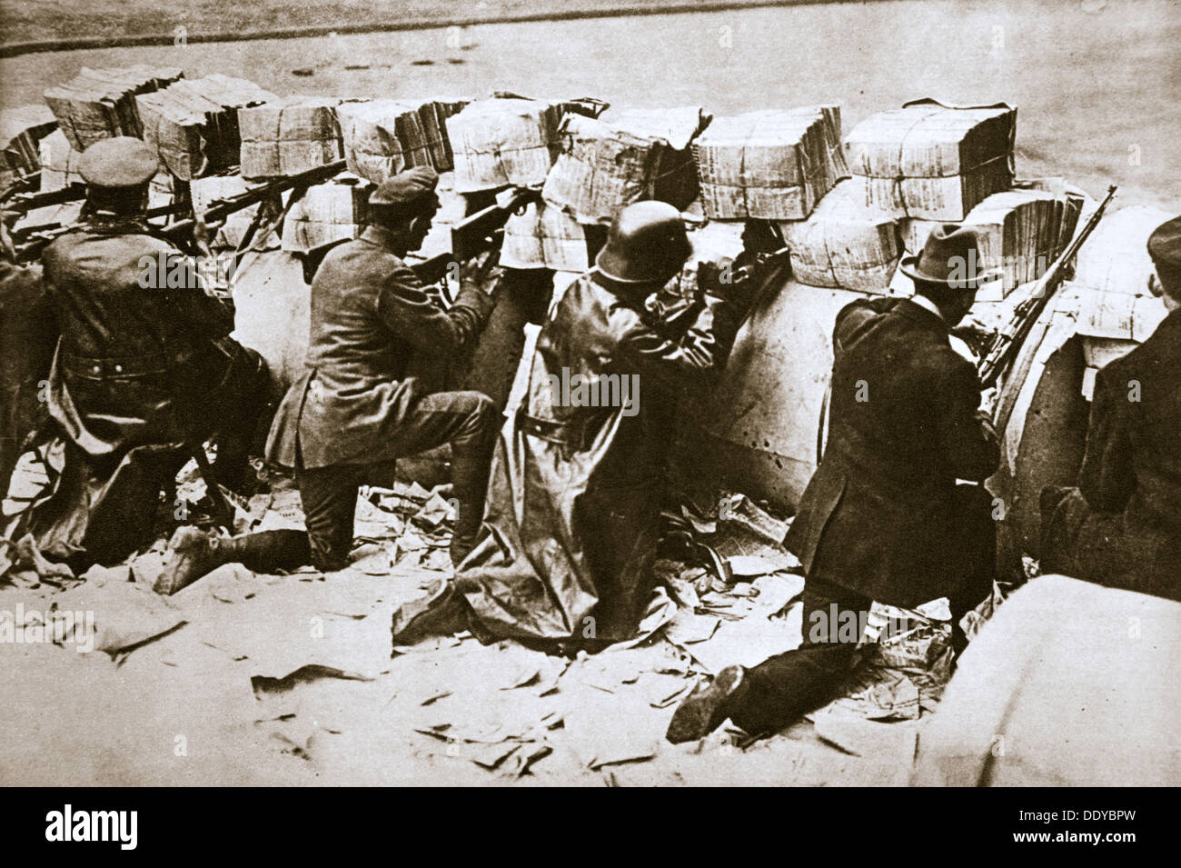 Soldats à genoux Banque de photographies et d’images à haute résolution ...