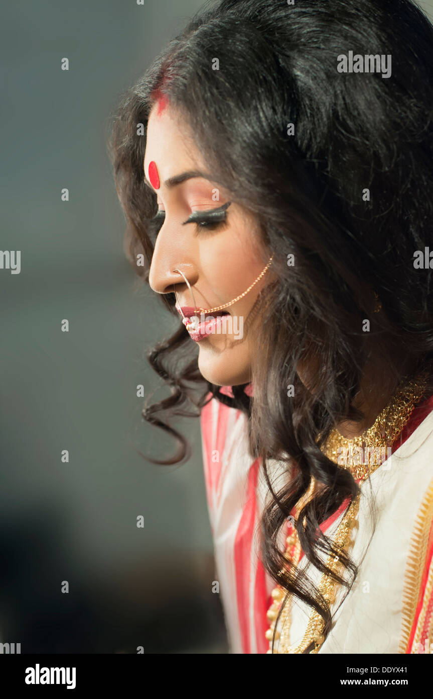 Side profile indian newlywed woman Banque de photographies et d’images ...