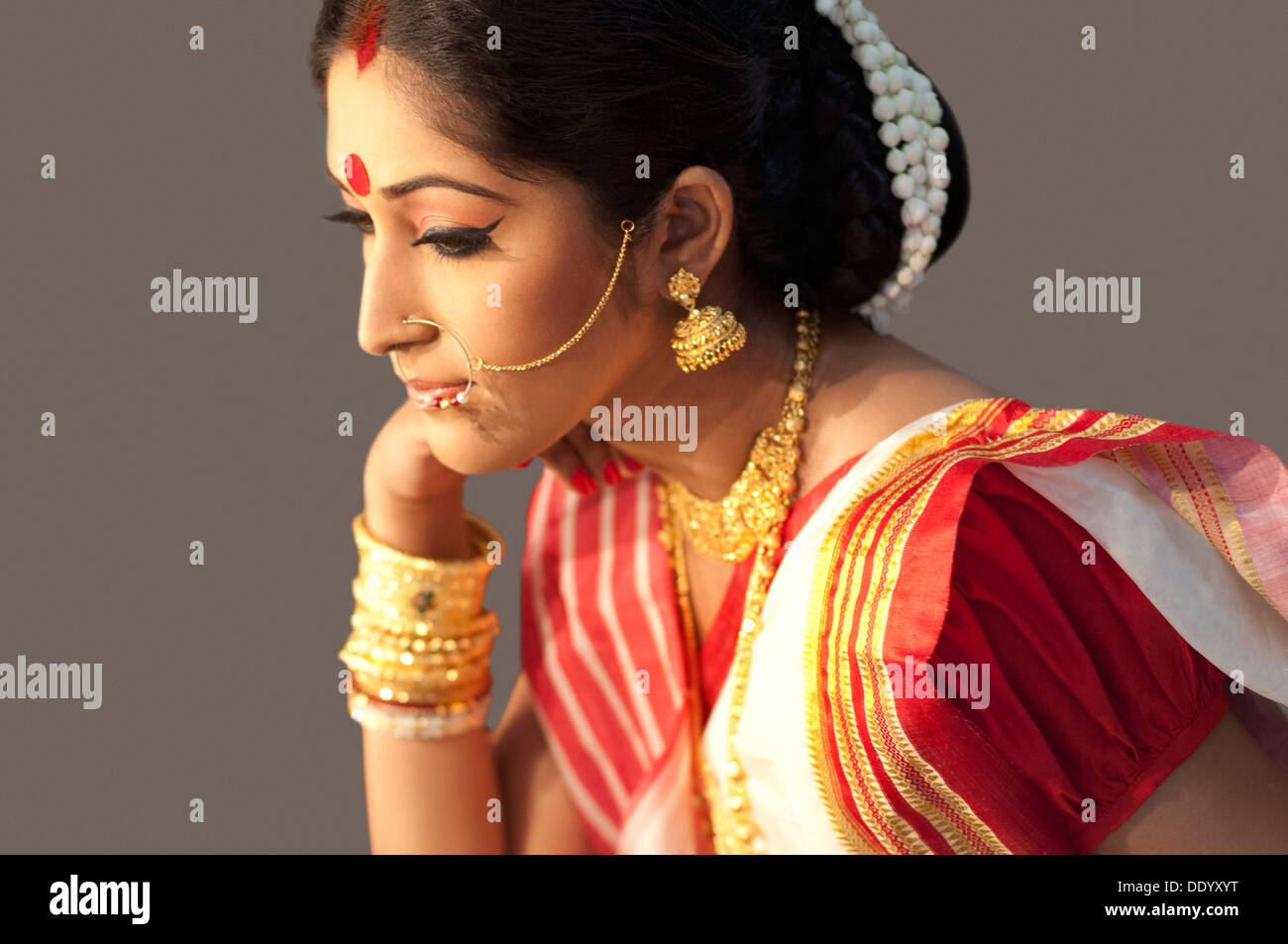 Side profile indian newlywed woman Banque de photographies et d’images ...