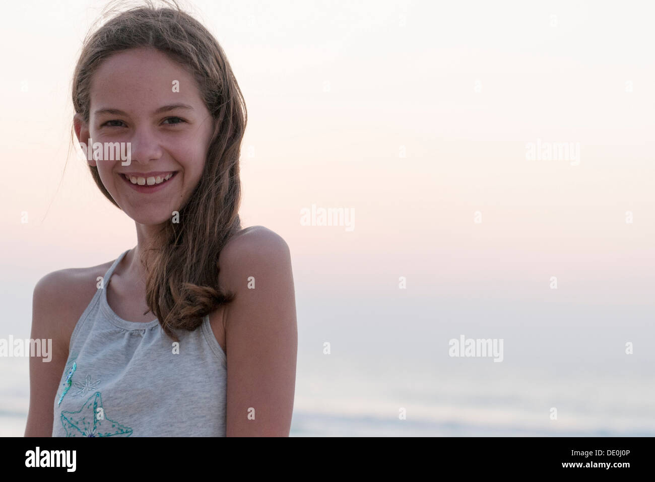 Preteen Girl Beach Portrait Banque De Photographies Et Dimages à Haute
