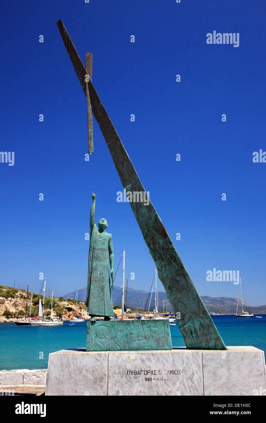 La statue de Pythagore, célèbre mathématicien et philosophe grec, dans ...