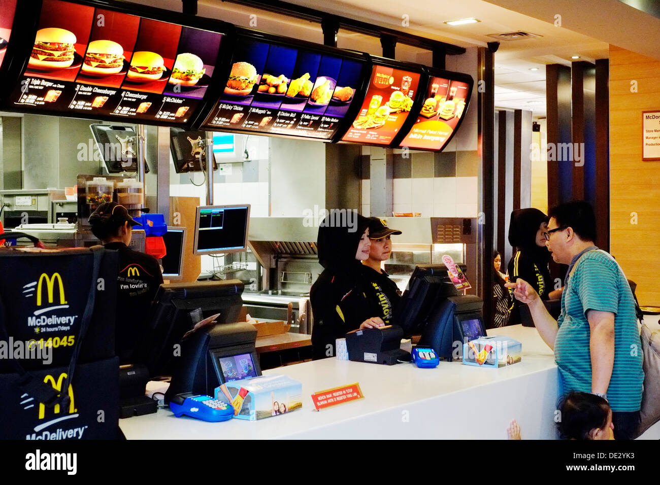 Les clients de commander de la nourriture à un fast food restaurant à ...