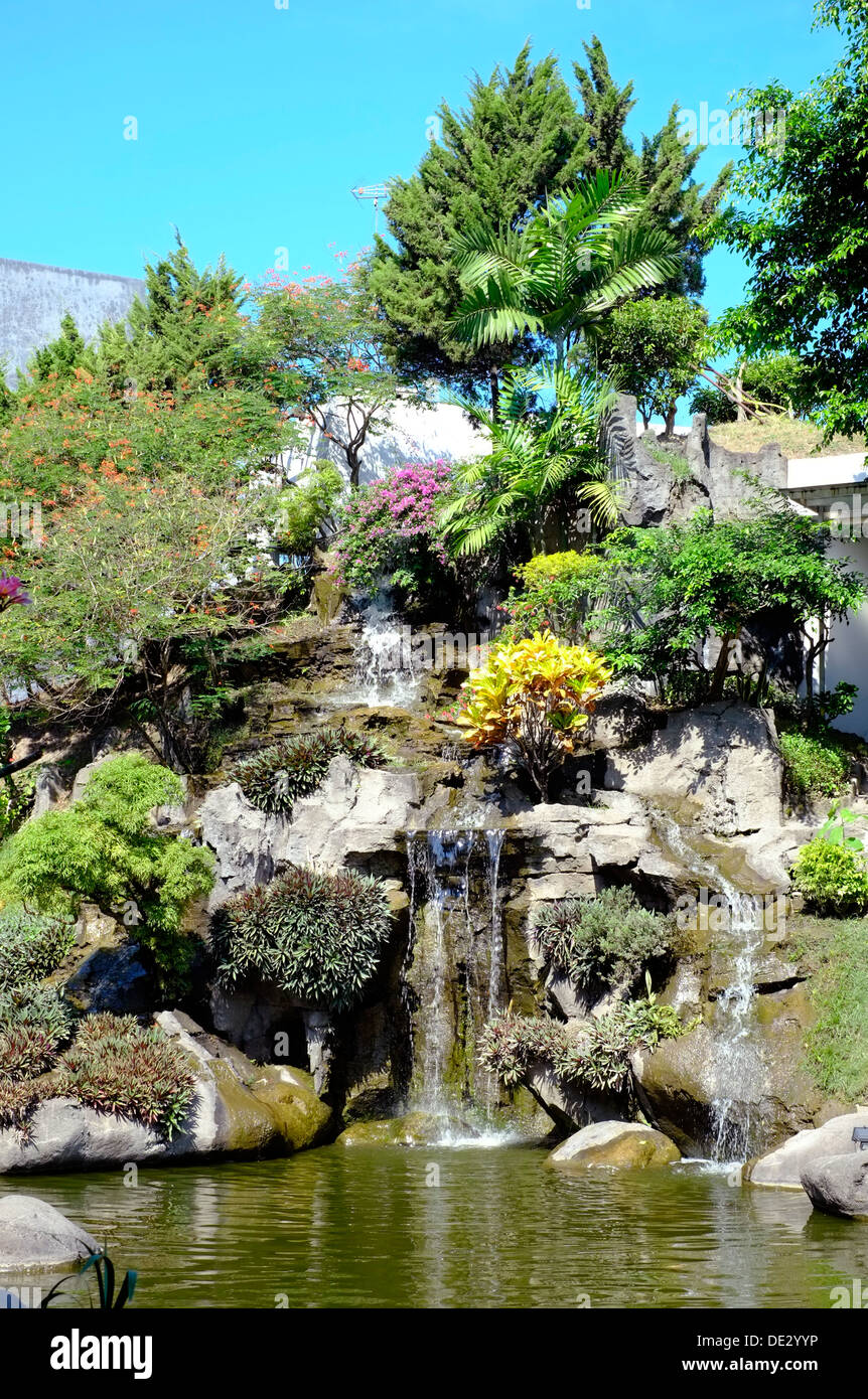 Bassin d'eau et cascade dans le parc de l'hôtel merdeka dans Yogyakarta ...