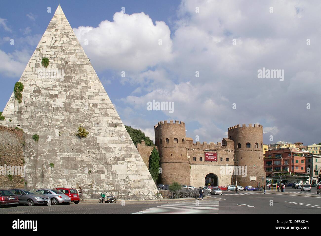 Italian pyramid Banque de photographies et d’images à haute résolution ...