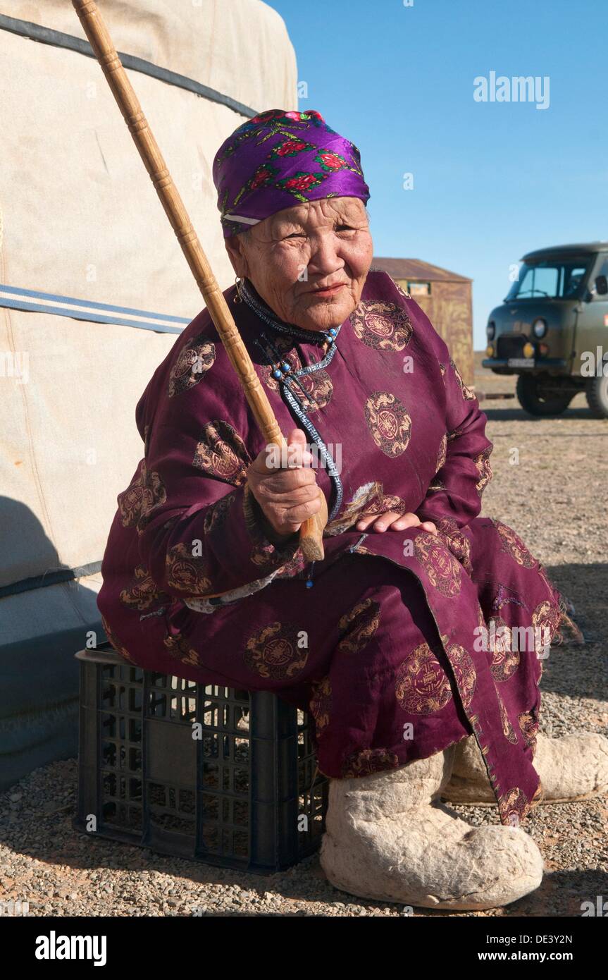Vieux nomade mongol dans sa yourte Banque de photographies et d’images ...