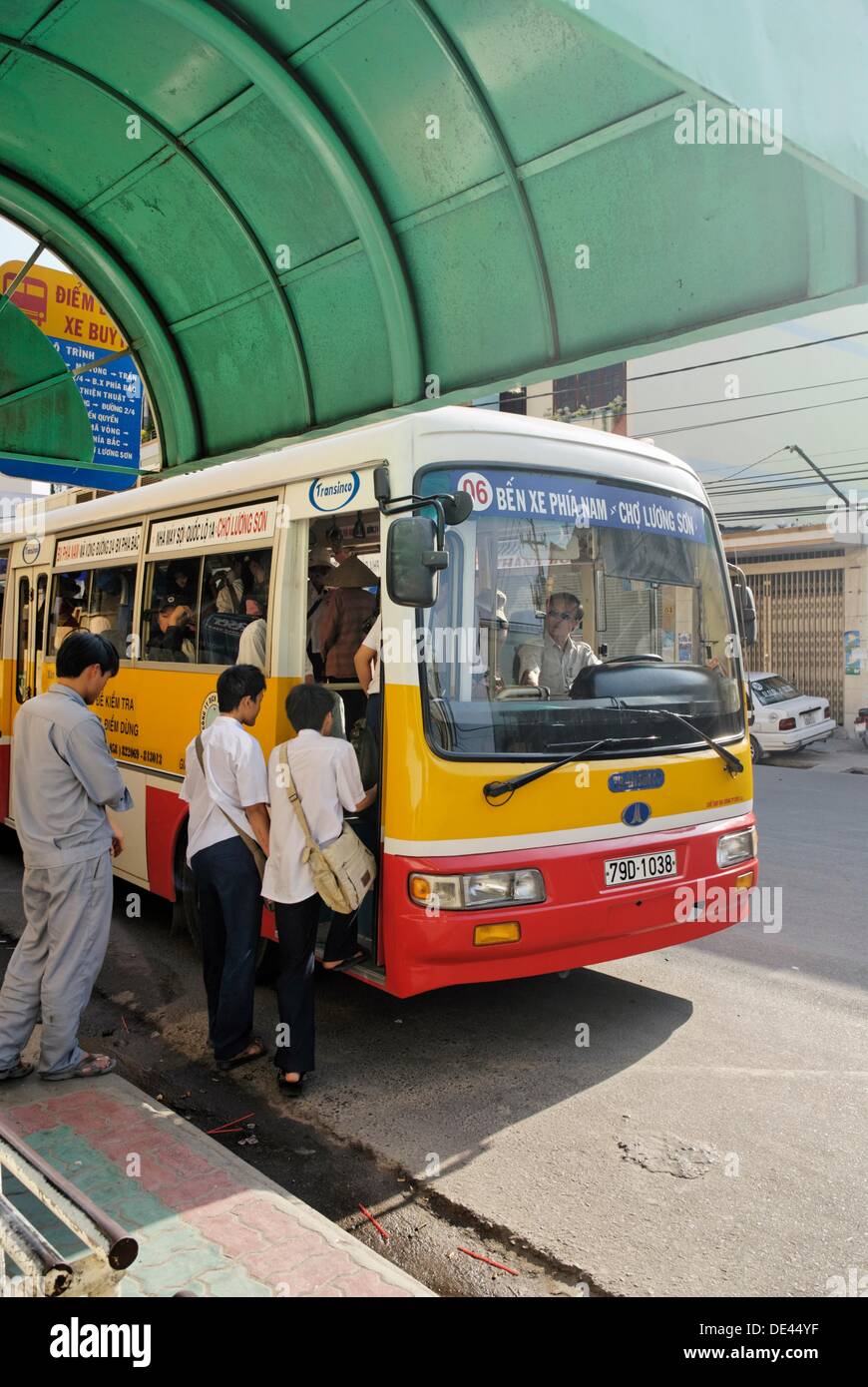 Ligne de personnes entrant dans le bus public Banque de photographies ...