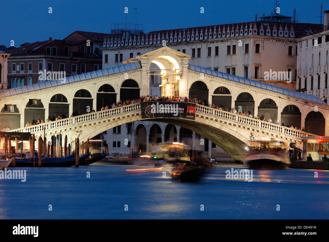 La nuit du Pont du Rialto, le Grand Canal, Venise, Italie, Ponte di ...