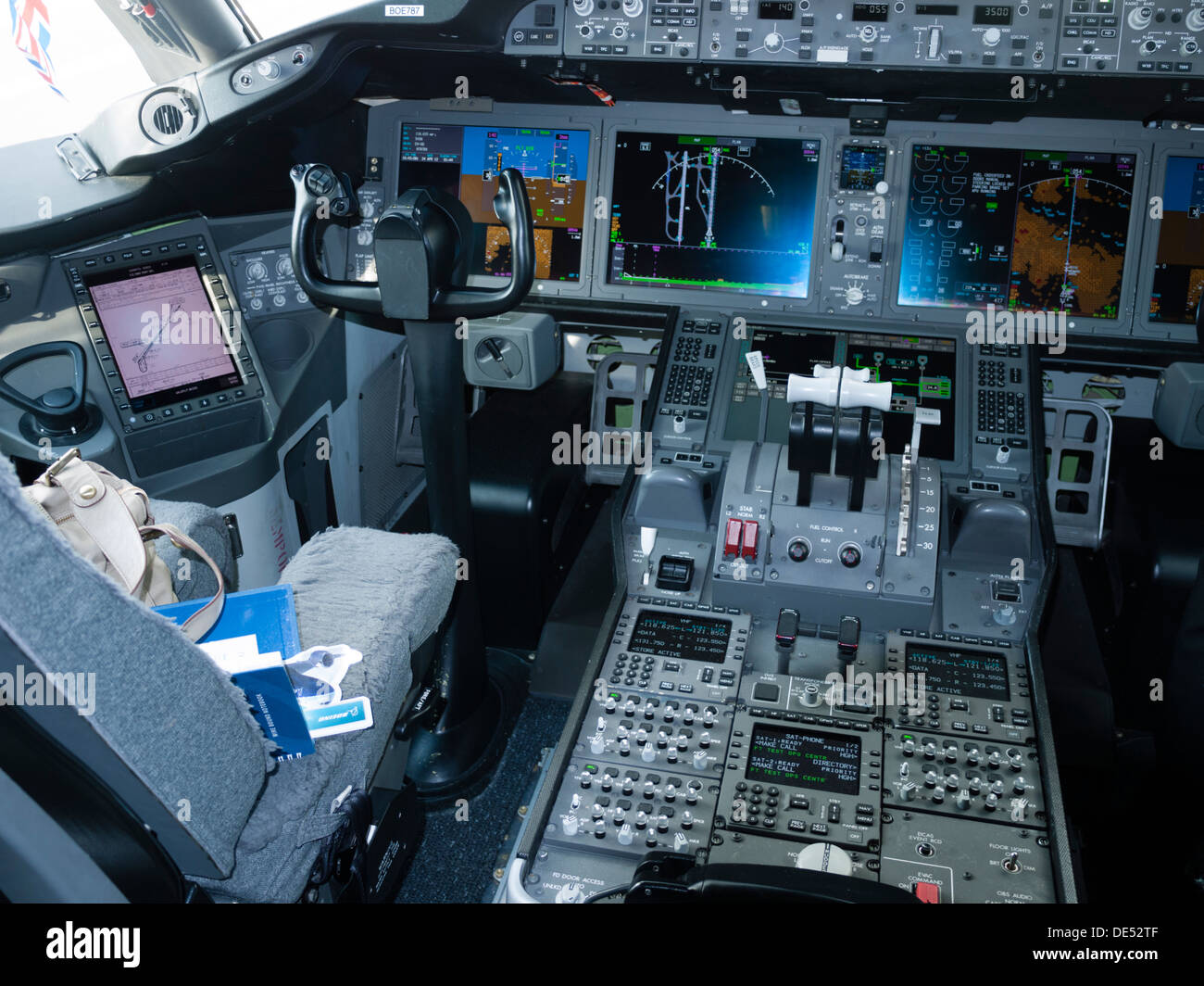 Boeing 787 dreamliner cockpit controls Banque de photographies et d ...