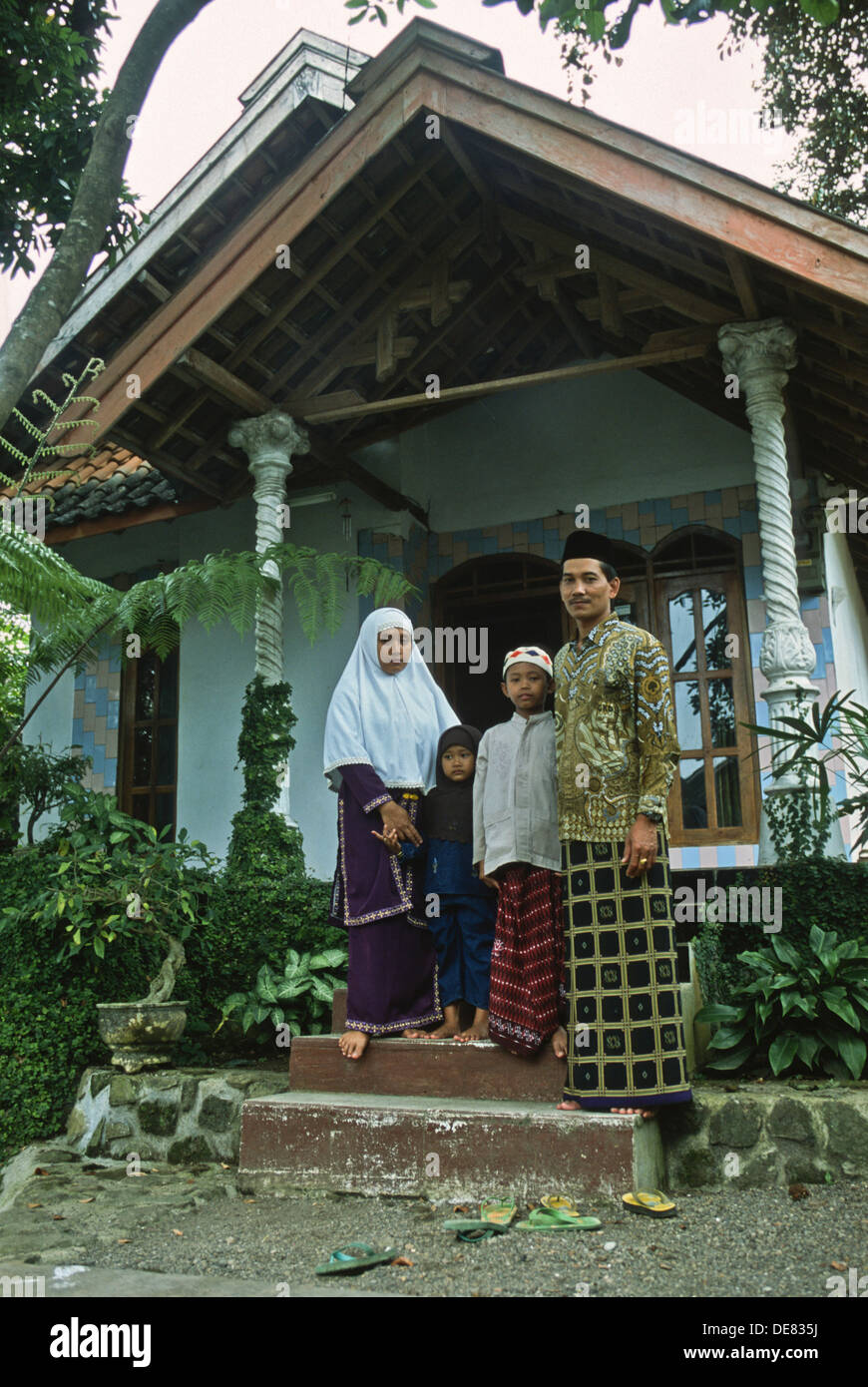 Couple Avec Son Fils Et Sa Fille Par Leur Maison Dans Un Village De L