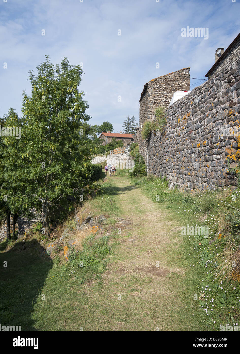 La Marche des pèlerins dans le petit village français de La Roche sur ...