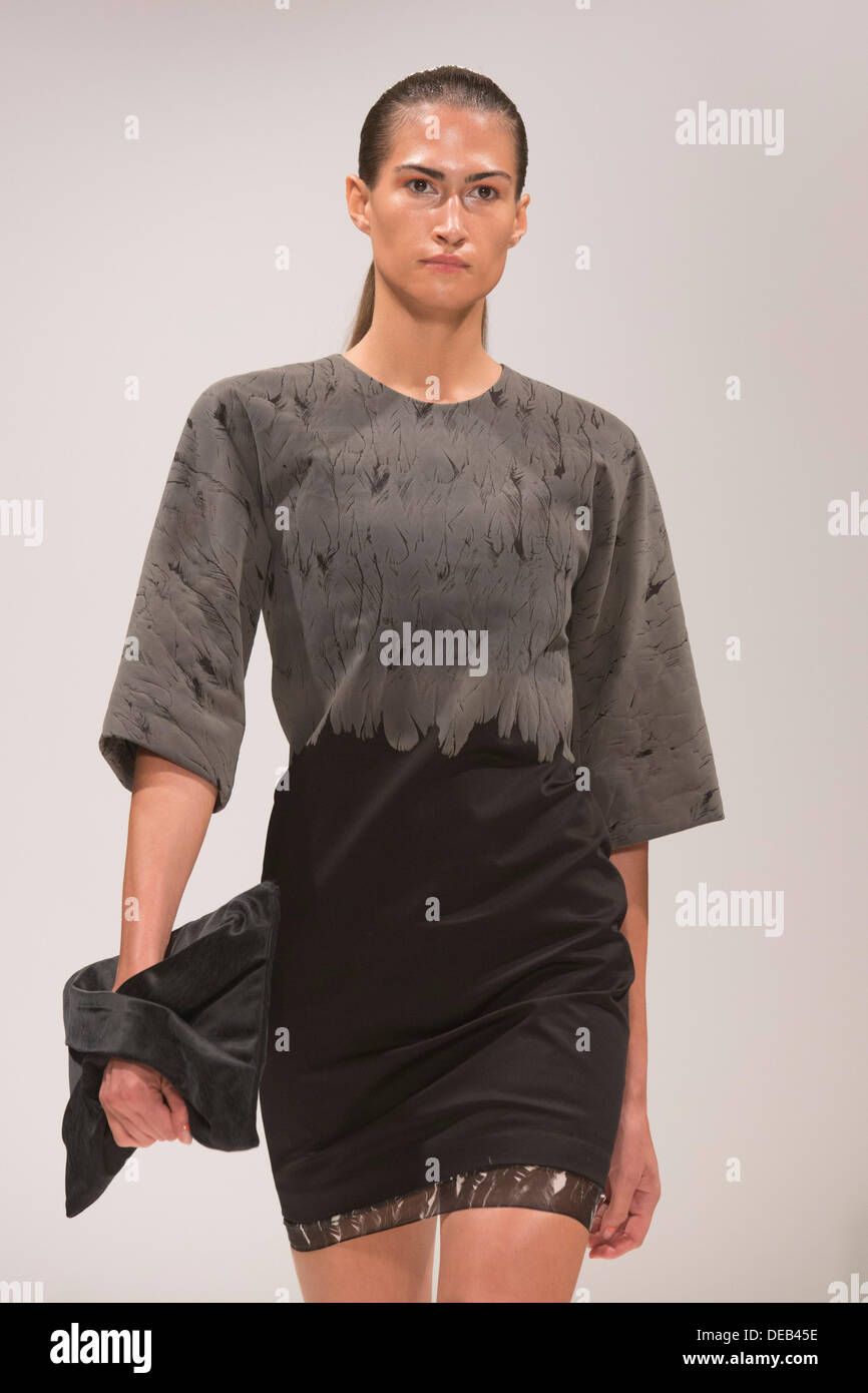 Londres, Royaume-Uni. 15e Août, 2013. Un model à l'Eugene Lin fashion ...