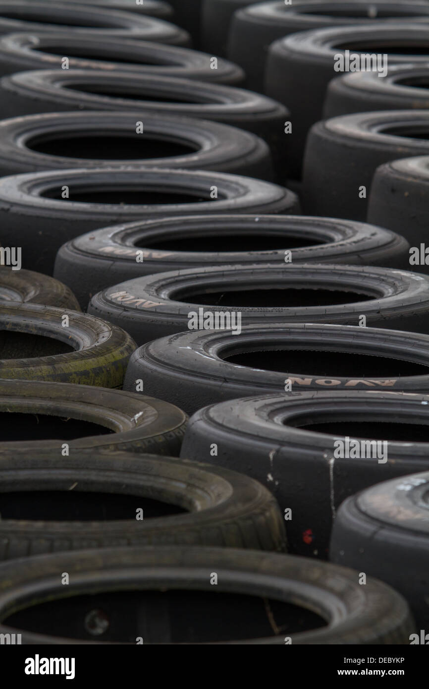Tyre barrier Banque de photographies et d’images à haute résolution - Alamy