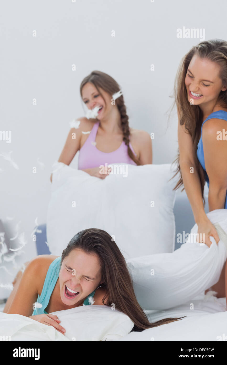 Girls friends laughing in bed Banque de photographies et d’images à ...