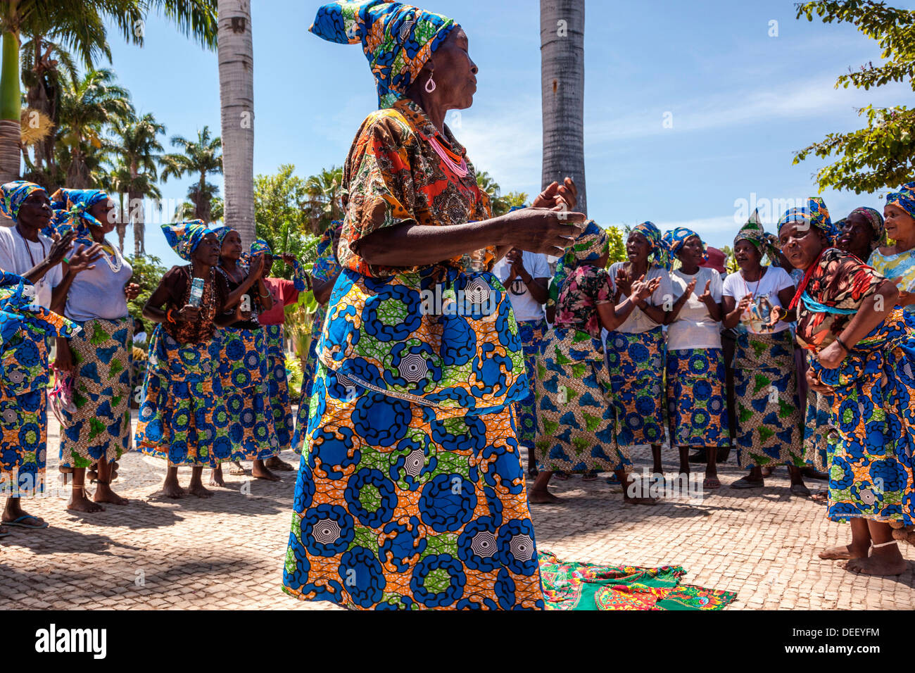 L'Afrique, Angola, Benguela. La danse des femmes en costume ...