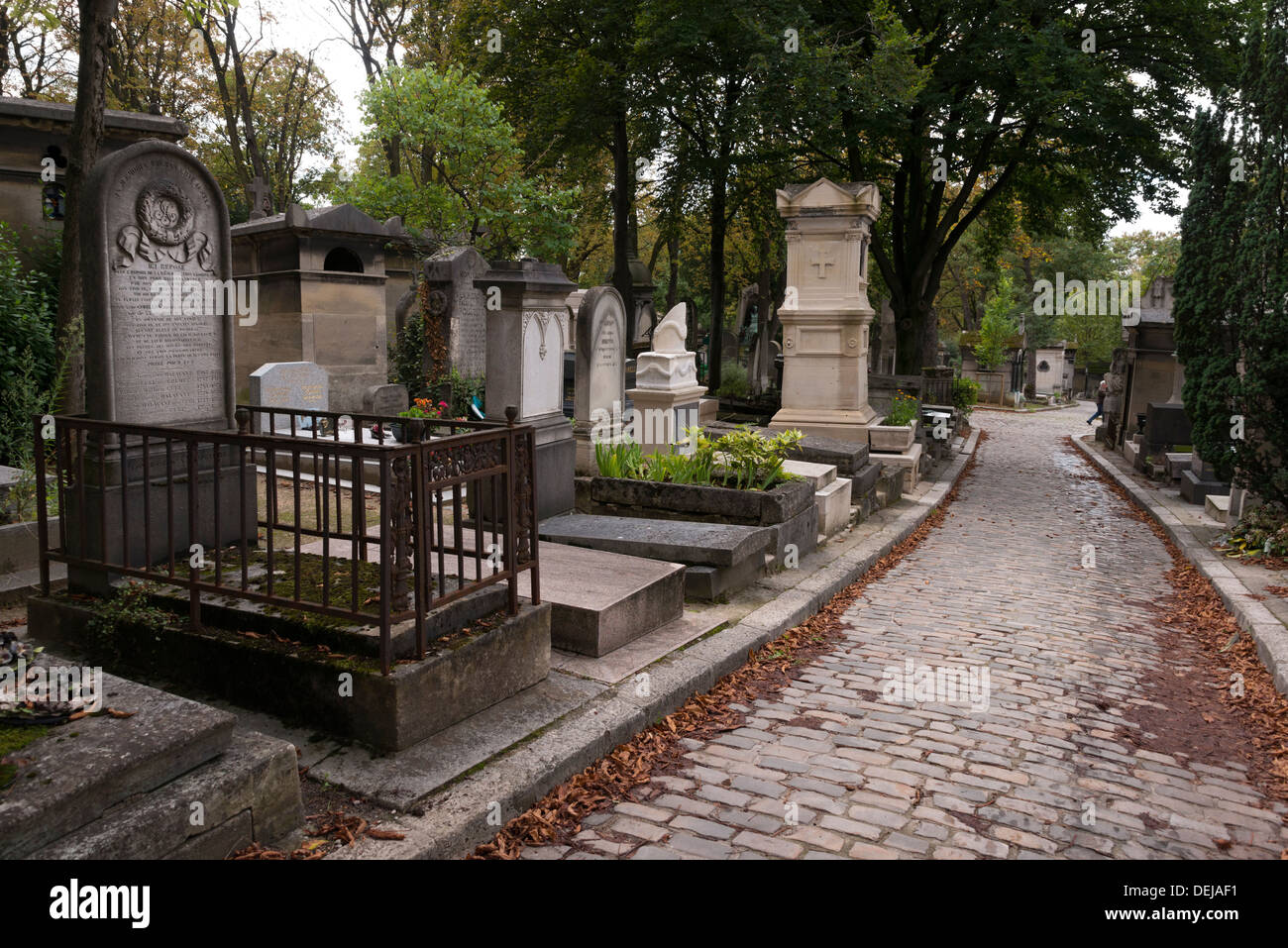 Tombes et pierres tombales au cimetière du Père-Lachaise, Paris, France Photo Stock - Alamy