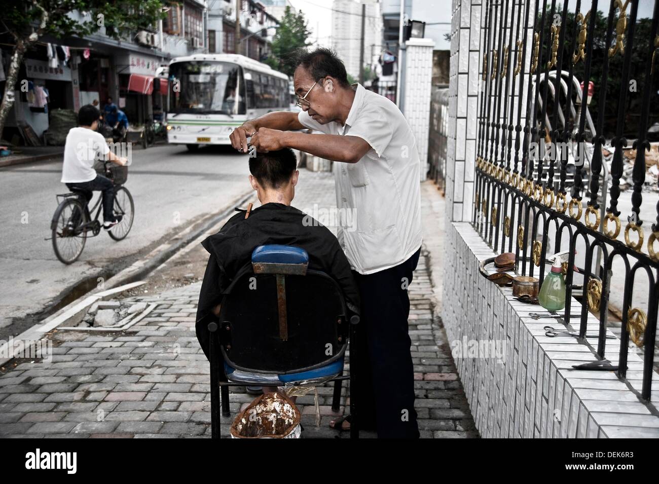 Shanghai street hairdresser Banque de photographies et d’images à haute ...