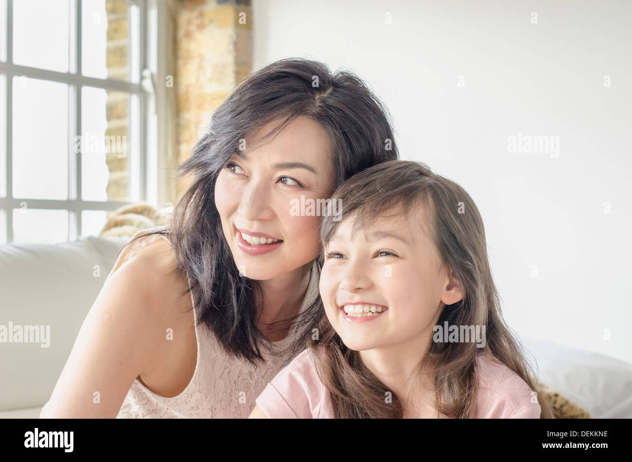 Mère Et Fille Sur Canapé Banque De Photographies Et Dimages à Haute