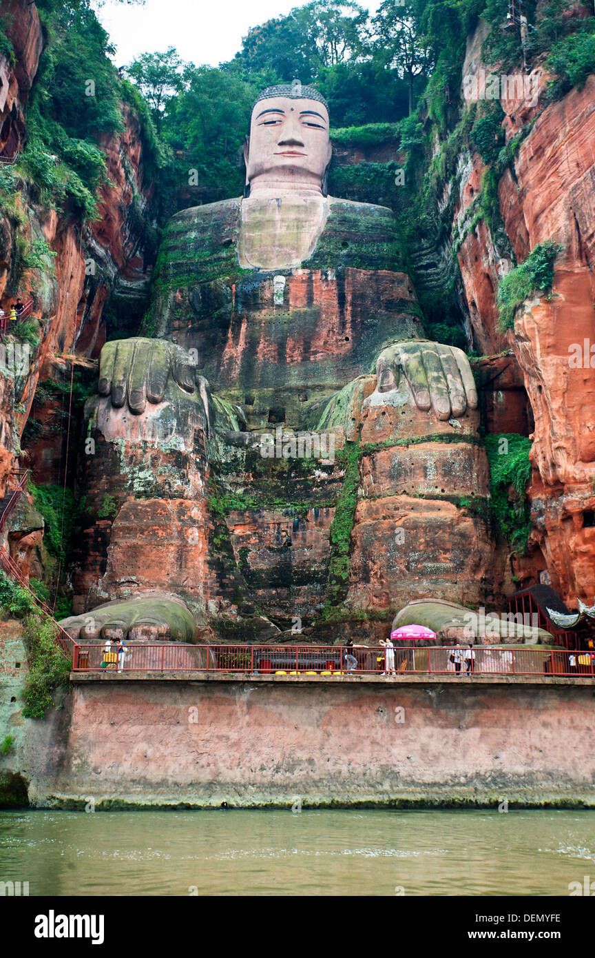Le Grand Bouddha de Leshan, qui, à 71 m ou 233 pieds est le plus grand ...