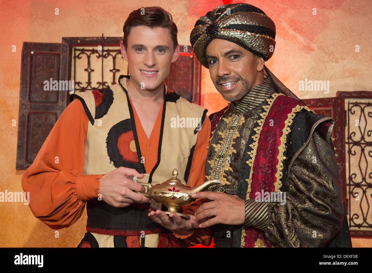 Oliver Thornton et David Bedella. Noël à la Pantomime Aladdin New ...